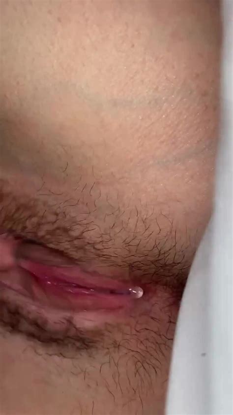 Cachorra Masturbando A Buceta Peluda At Ficar Bem Molhada Cnn Amador