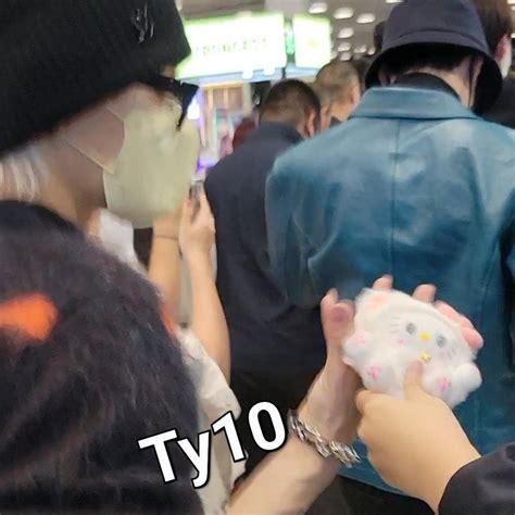 타코 On Twitter 키티 받아가는 유타 너무 귀여움 진짜 Ep8huux70z Twitter