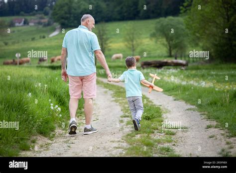 Nonno Con Nipote Camminano Immagini E Fotografie Stock Ad Alta Risoluzione Alamy