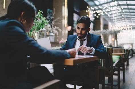 직장에서 동료와 함께 프로젝트를 만드는 성공적인 사업가 25 29세에 대한 스톡 사진 및 기타 이미지 25 29세 2명 35 39세 Istock