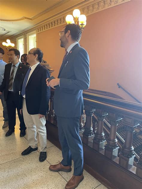 Khit Thit Media Nug အစိုးရ ဝန်ကြီး ပါမောက္ခ