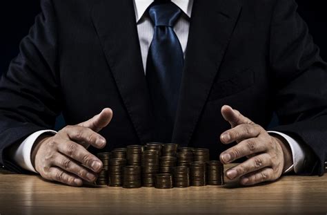 Надежда Докато улиците гърмят от скандирания за по достойно заплащане в банковите трезори