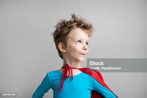 클로즈업 초상화 슈퍼 히어로 아이 회색 벽에 빨간 망토에 꿈꾸는 소년 성공 동기 부여 개념에 대한 스톡 사진 및 기타 이미지 개념 귀여운 꿈꾸기 Istock