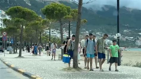 Pushuesit Dhe Turistët Sfidojnë” Motin E Keq Shijojnë Rërën E