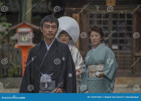 Mariage Japonais De Couples Au Tombeau Kyoto Japon De Yasaka