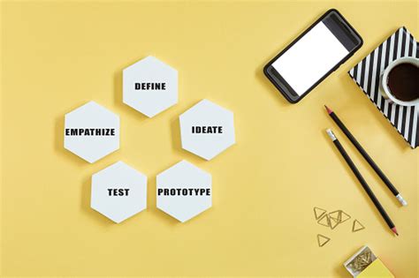 다이어그램 산업 40 프로젝트의 육각형 형태와 크리에이 티브 책상 관리 회사에 현대적인 접근의 개념입니다 백색 전화 화면을 모의입니다 0명에 대한 스톡 사진 및 기타 이미지