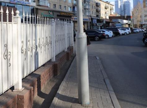 Явган хүний замын зорчих хэсэг дээр байрлаж байгаа гэрлийн шонг шилжүүлж зорчих хэсгийг