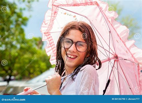 Menina Molhada Que Guarda O Guarda Chuva Franzido E Que Veste O Vidro