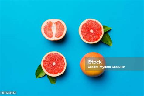 색으로 칠해진 배경에 육즙이 많은 자몽 슬라이스가 있는 신선한 과일 자몽 맨 위 보기입니다 공간을 복사합니다 창조적 인 여름