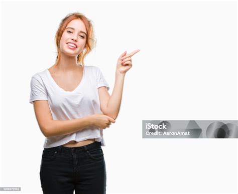 젊은 아름 다운 여자 얼굴에 큰 미소와 함께 고립 된 배경 위에 카메라를 보고 옆에 손 및 손가락으로 가리키는 한 명의 여자만에 대한 스톡 사진 및 기타 이미지 Istock