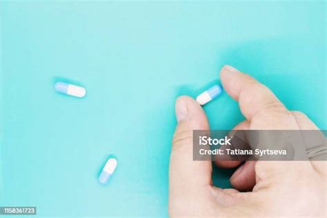 여성의 손에 알약 흰색 캡슐 닫기 닫기 안쪽에 흰색 분말 알 약 캡슐 코팅 된 의약품 의료 준비 마약 포장에 알 약 0명에 대한