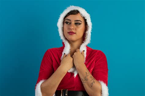 산타클로스 복장과 모자를 쓴 젊은 여성 파란색 배경과 크리스마스 테마가 있는 스튜디오 사진 12월에 대한 스톡 사진 및 기타 이미지 Istock