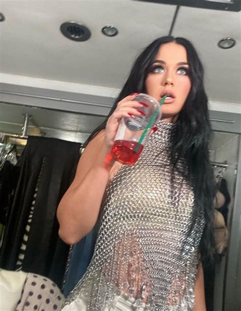 Katy Perry Faz Topless E Posa Para Foto Deixe Queimar Quem Quem News