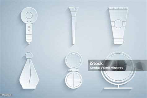 거울 로션 화장품 튜브 향수 라운드 메이크업 브러시 및 헤어 드라이어 아이콘으로 메이크업 파우더를 설정합니다 벡터 3차원 형태에 대한 스톡 벡터 아트 및 기타 이미지