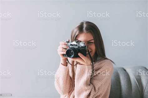 세로 여자 사진 작가 집에서 카메라와 함께 그녀의 얼굴을 덮고 고풍스런에 대한 스톡 사진 및 기타 이미지 고풍스런 관광객 귀여운 Istock