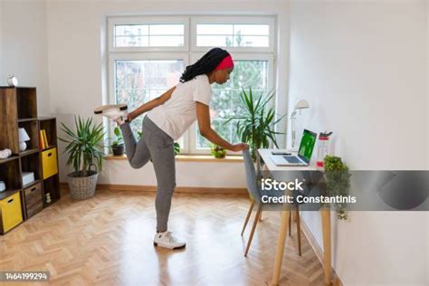 여자 흑인 민족은 노트북에서 온라인 홈 운동 자습서를 따르는 동안 몸을 스트레칭합니다 20 24세에 대한 스톡 사진 및 기타 이미지 20 24세 25 29세 가정의