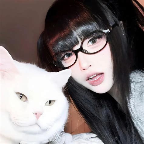 戴眼镜的长发女生与可爱白猫同框，画面超温馨 男女头像｜让你眼前一亮的头像表情包图片动图 求表情网 斗图从此不求人