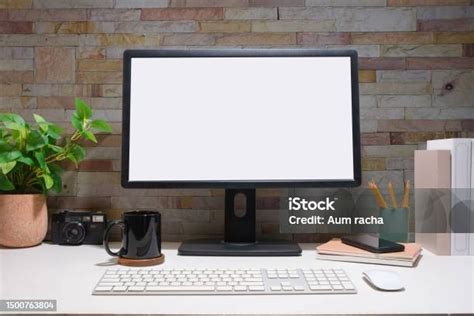 빈 컴퓨터 모니터 커피 컵 책 카메라 화분에 심은 식물이 하얀 테이블에 놓여 있다 0명에 대한 스톡 사진 및 기타 이미지 0