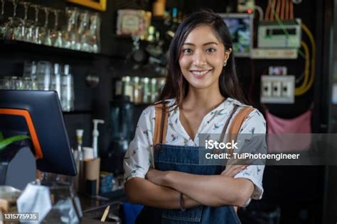 아시아 여성 바리스타 미소와 커피 숍 카운터에서 커피 머신을 사용 워킹 우먼 중소 기업 소유자 음식과 음료 카페 개념 20 24