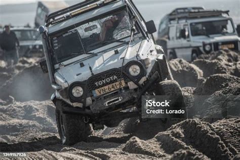 네덜란드 해변에서 모래 참호를 통해 운전 오프로드 차량 4x4 자동차에 대한 스톡 사진 및 기타 이미지 4x4 자동차 Jeep 가을 Istock