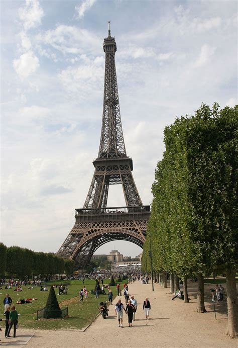 Айфеловата кула е посещавана от 6 милиона туристи на година Днес Dir Bg