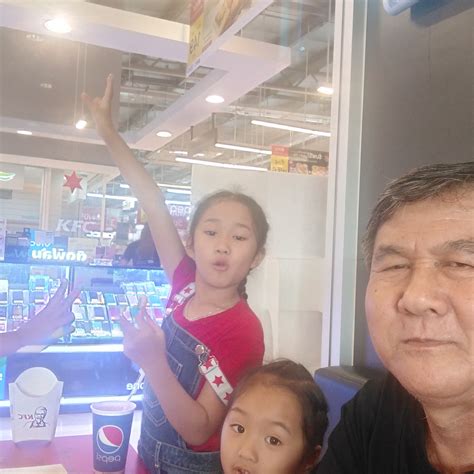 คมชัดลึก ประวัติ จ๋า ธนนนท์ ภรรยา อนุทิน เส้นทางรัก นายกฯ อายุห่างกัน 20 ปี จ๋าธนนนท์