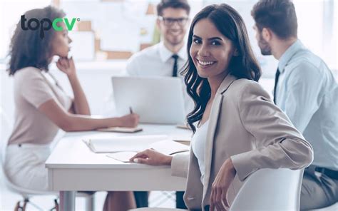 Khám Phá Vị Trí Associate Là Gì Yêu Cầu Và Chức Danh Của Associate