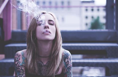 Girl Smoking Wallpapers 4k Hd Girl Smoking Backgrounds On Wallpaperbat