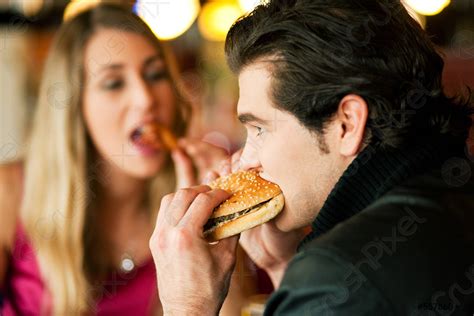Pareja En Restaurante Comiendo Comida Rápida Foto De Stock 557860