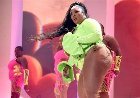 Users Say Singer Lizzo Looks So Skinny Like A Different Person