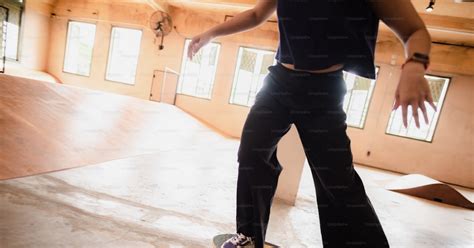 스포츠 스케이트 라이프 스타일에 젊은 여자 사람 스포츠 체육관에서 스케이트 보드와 함께 재미 있는 행복 한 십 대 소녀 힙 스터 패션 도시 활동 유행 사진