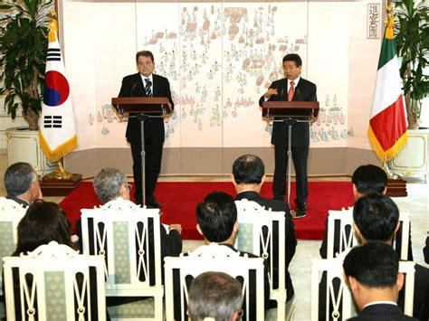 [노무현사료관] [한ㆍ이탈리아 정상회담 후 공동기자회견을 갖는 로마노 프로디 총리와 노무현 대통령]