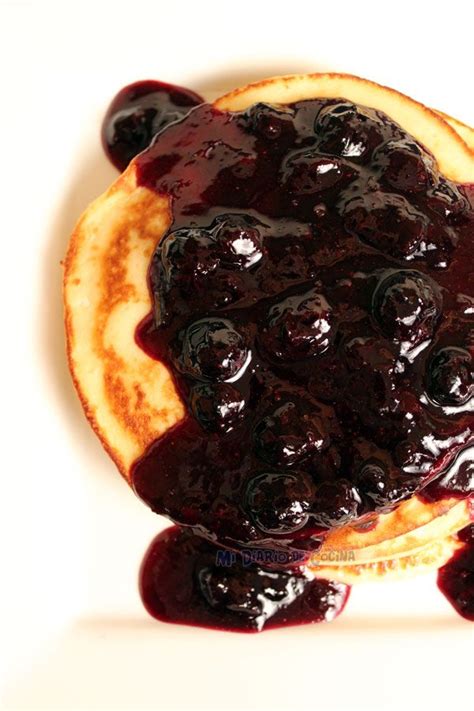 Panqueques De Yogurt Con Salsa De Arándanos