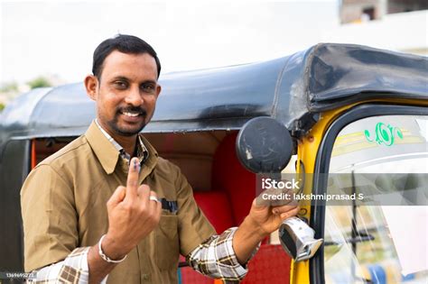 손가락에 초점 카메라에 투표 후 잉크 표시 손가락을 보여주는 미소 자동차 드라이버 민주주의의 개념 인도 선거와 책임 인도 인도아 대륙에 대한 스톡 사진 및 기타 이미지