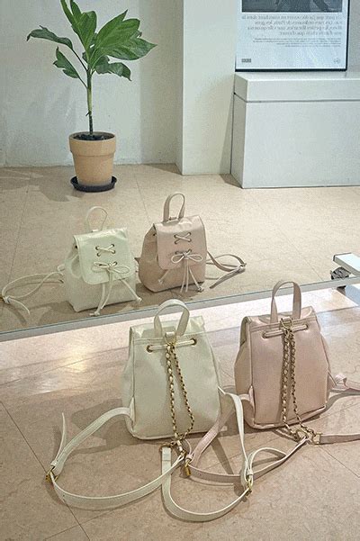 🎀체인 새틴 글로시🎀 러블아일렛백팩 영롱 미니백 가방 미니가방 여성가방 발레코어 새틴가방 글로시가방 스냅버튼 아일렛가방 러블리 걸리쉬 꾸안꾸 Y2k 유니크 토트백 키치