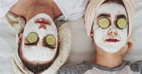 거꾸로 누워 얼굴에 신선한 오이 링과 흰색 마스크를 사용하여 피부 관리의 개념 두 여자 자매는 침실에서 주말을 보낸다 사진 Unsplash의 오이 이미지