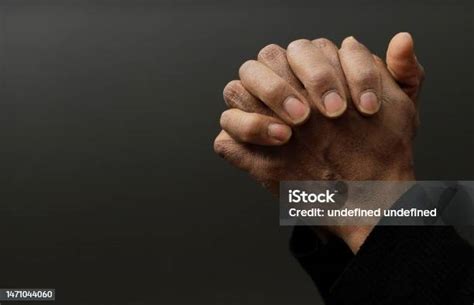 사람들과 함께 손을 잡고 하나님께 기도하는 남자 스톡 사진 스톡 사진 교회에 대한 스톡 사진 및 기타 이미지 교회 기도하기