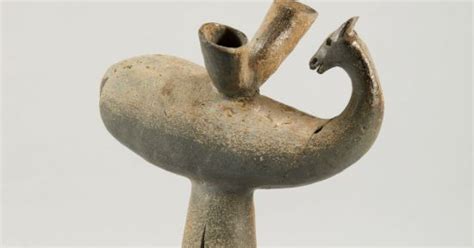 아라가야 사슴모양뿔잔은 네 부분 접합한 토기