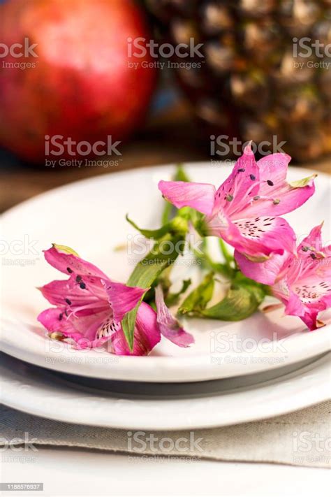 열대 낙원 천국 아시아 타이어 핑크 홍채 꽃 흰색 접시 파인애플 스파 리조트 레스토랑에서 나무 트레이에 석류 휴일은 바다에서 휴식 신들의 음식 테이블 세팅 장식 건강관리와