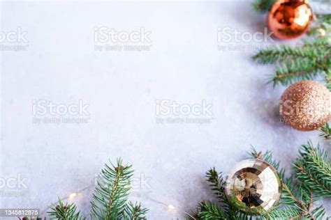 콘크리트 배경에 나뭇가지와 장식 크리스마스 인사말 카드 복사 공간이 있는 플랫 레이 소나무 침엽수에 대한 스톡 사진 및 기타 이미지 소나무 침엽수 플랫 레이 흰색