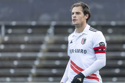 Hk H Amsterdam Geeft Or Historisch Pak Slaag