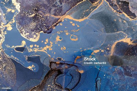 반투명한 색조의 흐름 구불구불한 금속성 소용돌이 거품 같은 색채 스프레이가 이 자유롭게 흐르는 질감의 풍경을 형성합니다 액체 잉크 기술에 있는 자연적인 호화스러운 추상적인