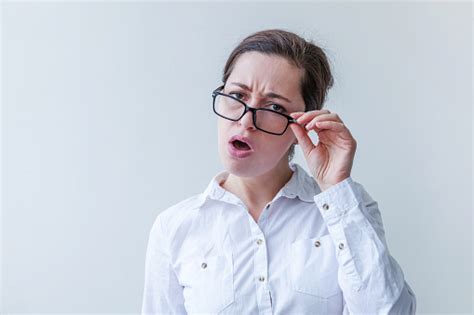 미소 아름다운 행복한 소녀 흰색 배경에 고립 된 안경에 아름다움 간단한 초상화 젊은 미소 갈색 머리 여자 긍정적 인 인간의 감정 얼굴 표정 신체 언어 복사 공간 갈색 머리에