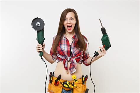 장갑에서 에너지 핸디 여자 소음 절연 헤드폰 키트 도구 벨트 유력 악기의 전체 흰색 배경에 고립 전기 드릴을 보았다 여성 남성 작업입니다 혁신 개념입니다 Diy에 대한 스톡