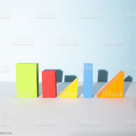 파란색과 흰색 배경에 다채로운 기하학적 개체 세트입니다 추상 패턴 디자인 컴포지션은 모양과 형태에 의한 것입니다 교육 비즈니스