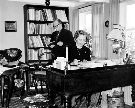 Ada Bruhn Y E F Hoffmeyer En Las Dependencias Del Ieaa En Kalundborg