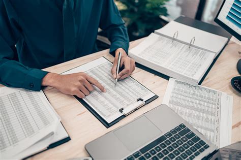 데스크 오피스에서 일하고 팬을 사용하고 추적 비용 잔액 이익 및 통화를 확인하는 투자자 회계 및 재무 개념 거래 내역서에 대한 스톡 사진 및 기타 이미지 Istock