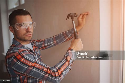 빌더는 건설 현장에서 작동 합니다 벽 근처에 물통 및 페인트 롤러를 가진 노동자 Diy에 대한 스톡 사진 및 기타 이미지