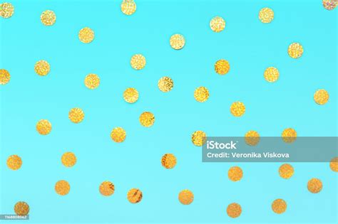 파스텔 블루 배경에 골드 큰 색종이 뿌려 축제 휴일 배경입니다 프로젝트에 사용할 수 있습니다 축 하 개념입니다 크리스마스 패턴입니다 상단 보기 플랫 레이 0명에 대한 스톡