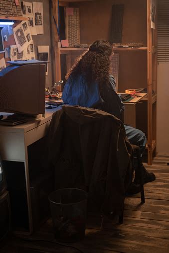 오래된 수리점에서 노트북의 수리 및 진단 고장 컴퓨터 복고풍 워크샵 작업장에서 노트북의 전자 마스터 분리 축전지 노트북에서 배터리 풀기 20 24세에 대한 스톡 사진 및